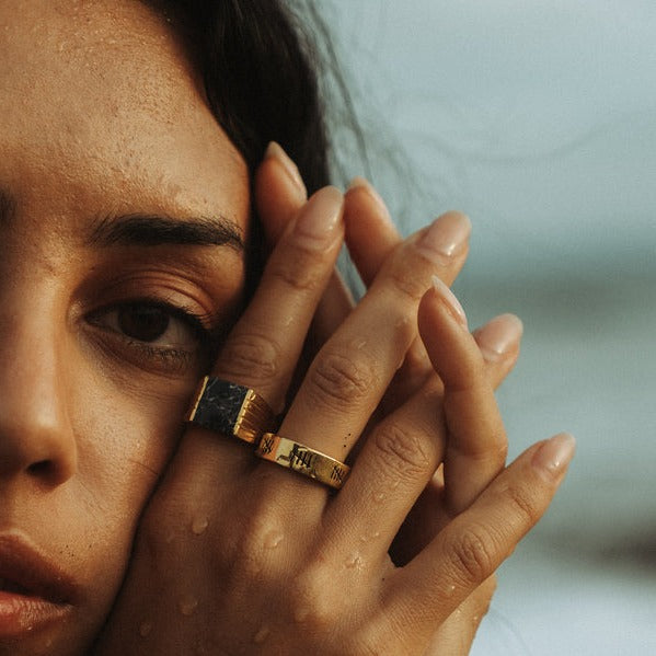 5 LIVES BAND RING IN GOLD – Untold-truth-ecom